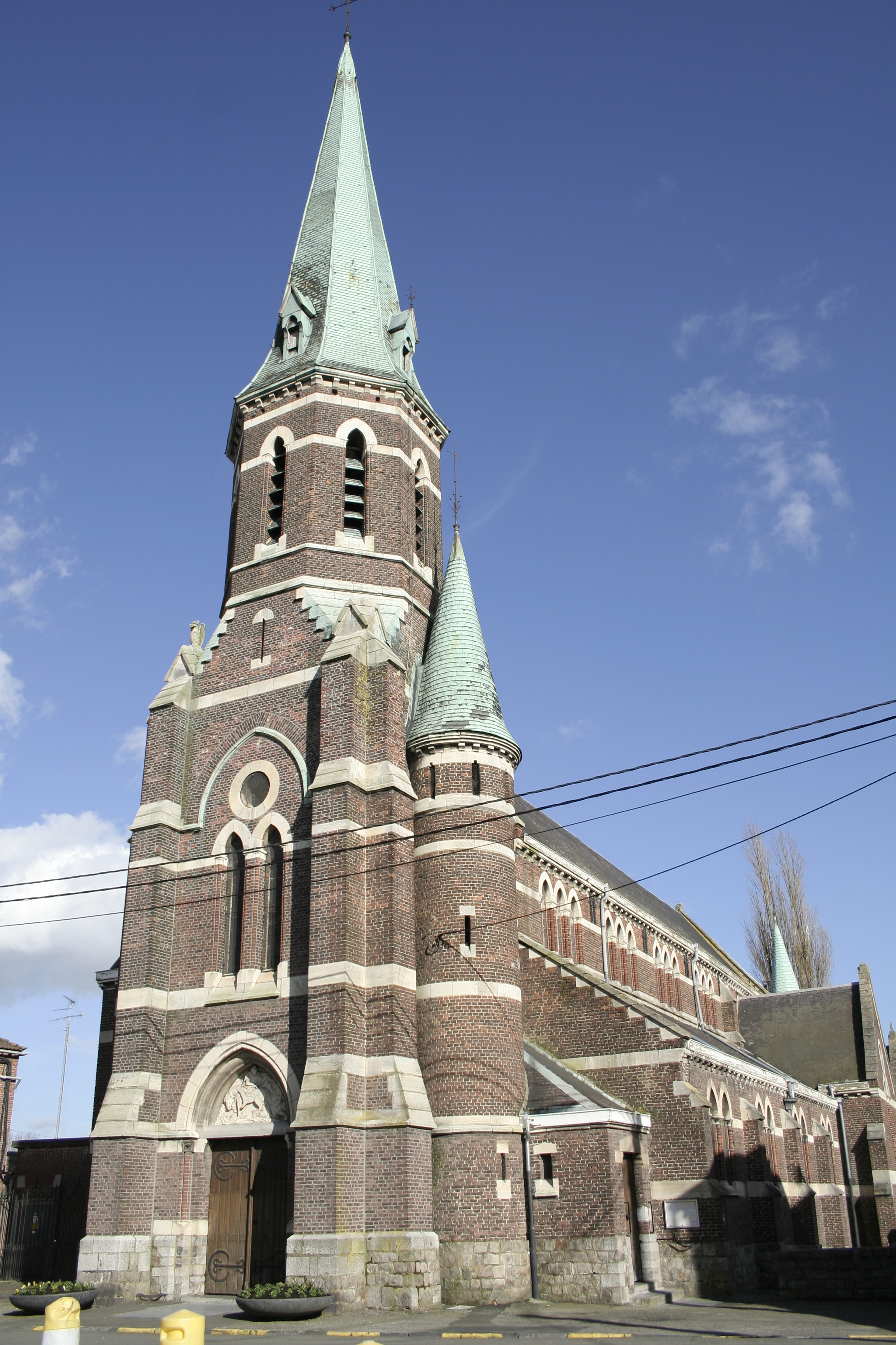 Circuit - Mystère à Hyon, un étrange parasite détruit les murs du ...